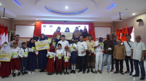 148 Siswa Tidak Mampu Terima Butab BPD Sulteng yang Diserahkan Simbolis ...