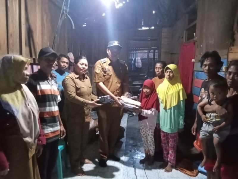Seragam Tak Layak, Bupati Banggai melalui Camat Bantu Siswi di Sinorang ... Seragam Tak Layak, Bupati Banggai melalui Camat Bantu Siswi di Sinorang ...