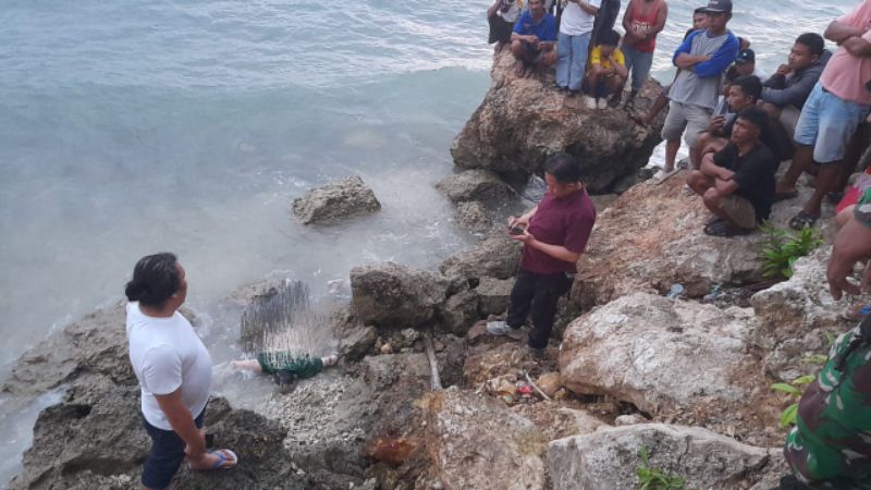 Mayat Mengapung Ditemukan Terdampar di Pesisir Pantai Jalan Baru Bunga ...